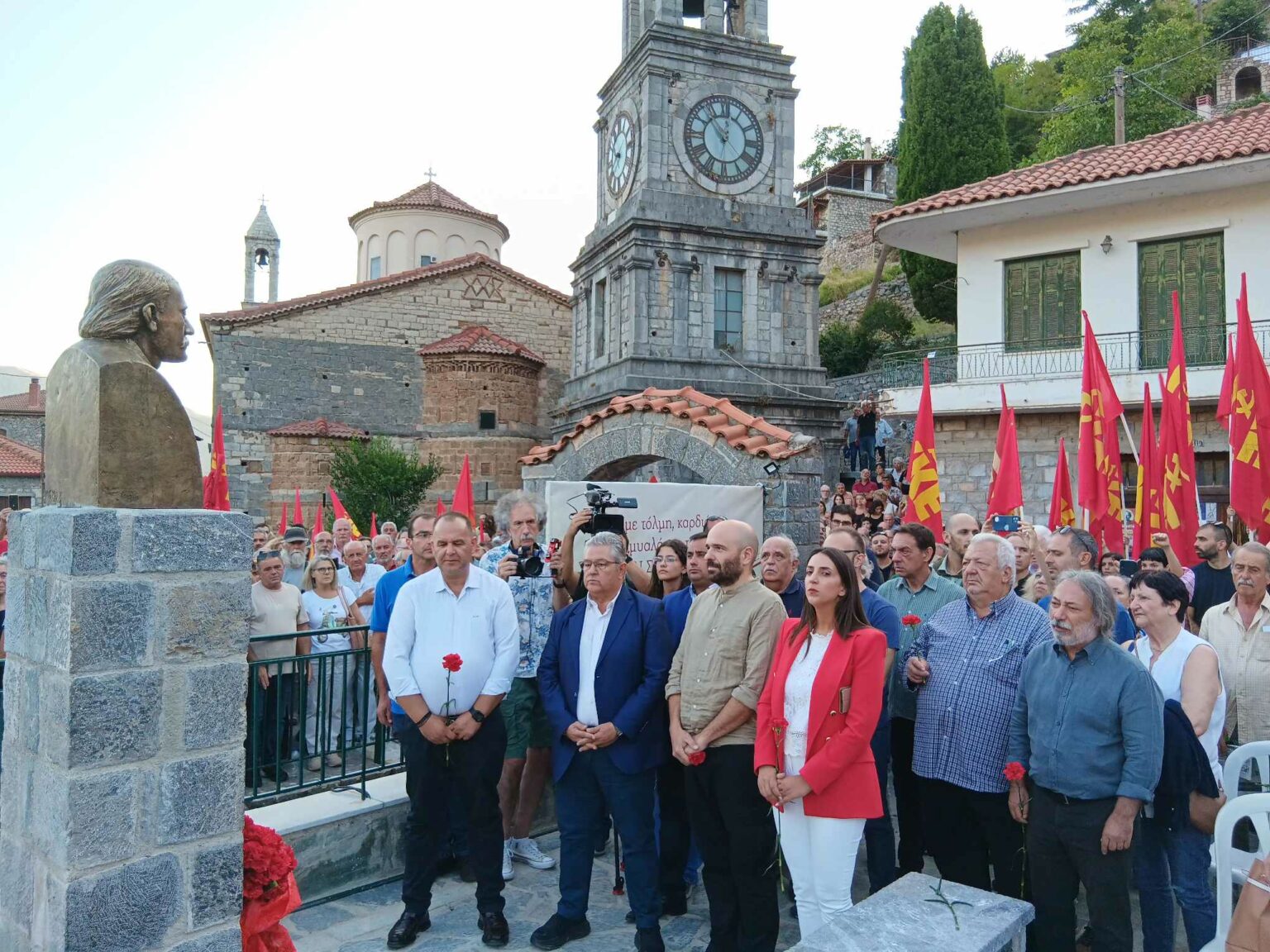 ΛΑΓΚΑΔΙΑ: Σε κλίμα συγκίνησης τα αποκαλυπτήρια της προτομής του Νίκου ...